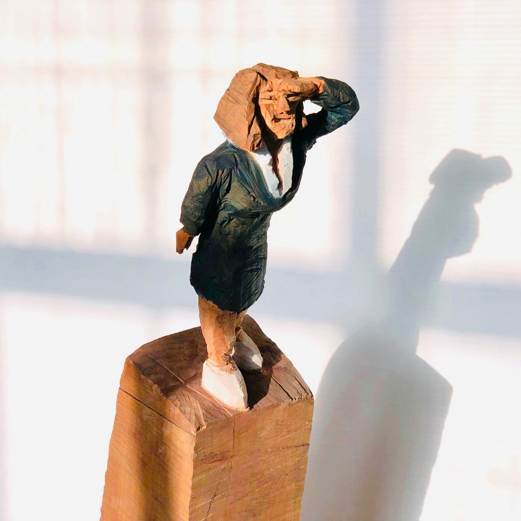 Marcel Bernet: Holzbildhauer, der mit der Motorsäge zeichnet